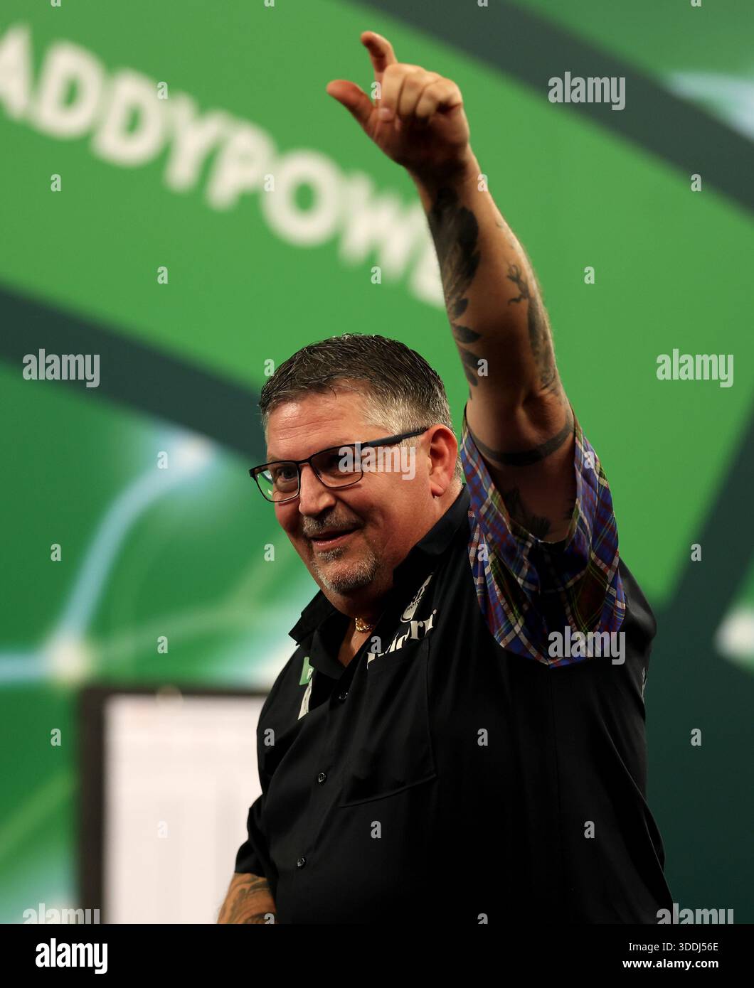 Gary Anderson celebrates winning against Justin Hood on day eighteen of ...