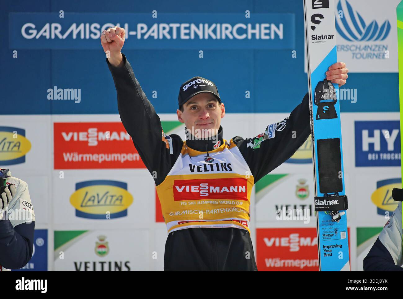 Skispringen reisst beide arme nach oben hi-res stock photography and ...