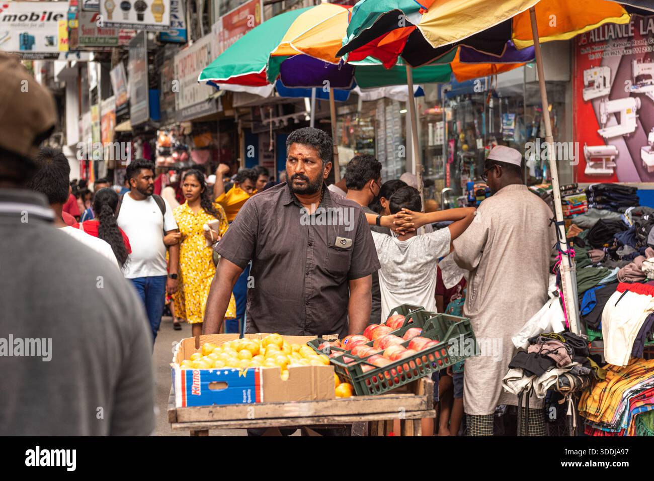 Sri lanka colombo people mosque hi-res stock photography and images - Alamy