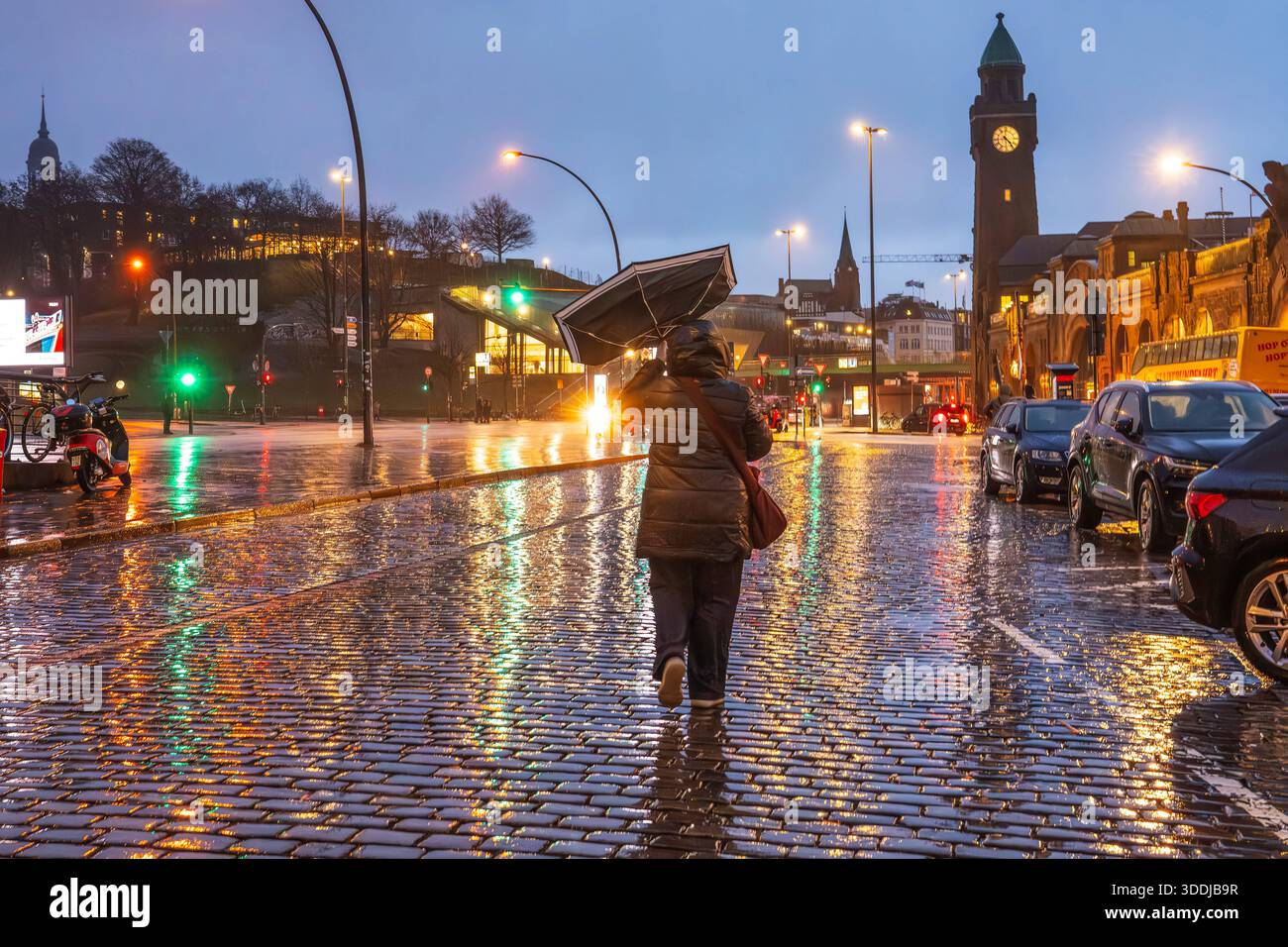 Schietwetter an Neujahr, Frau kämpft bei Sturm und Regen mit ihrem übergeschnappten Regenschirm ...