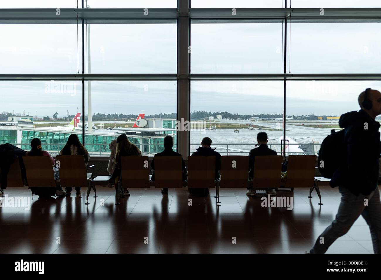 Passengers watch aircraft taxi hi-res stock photography and images - Alamy