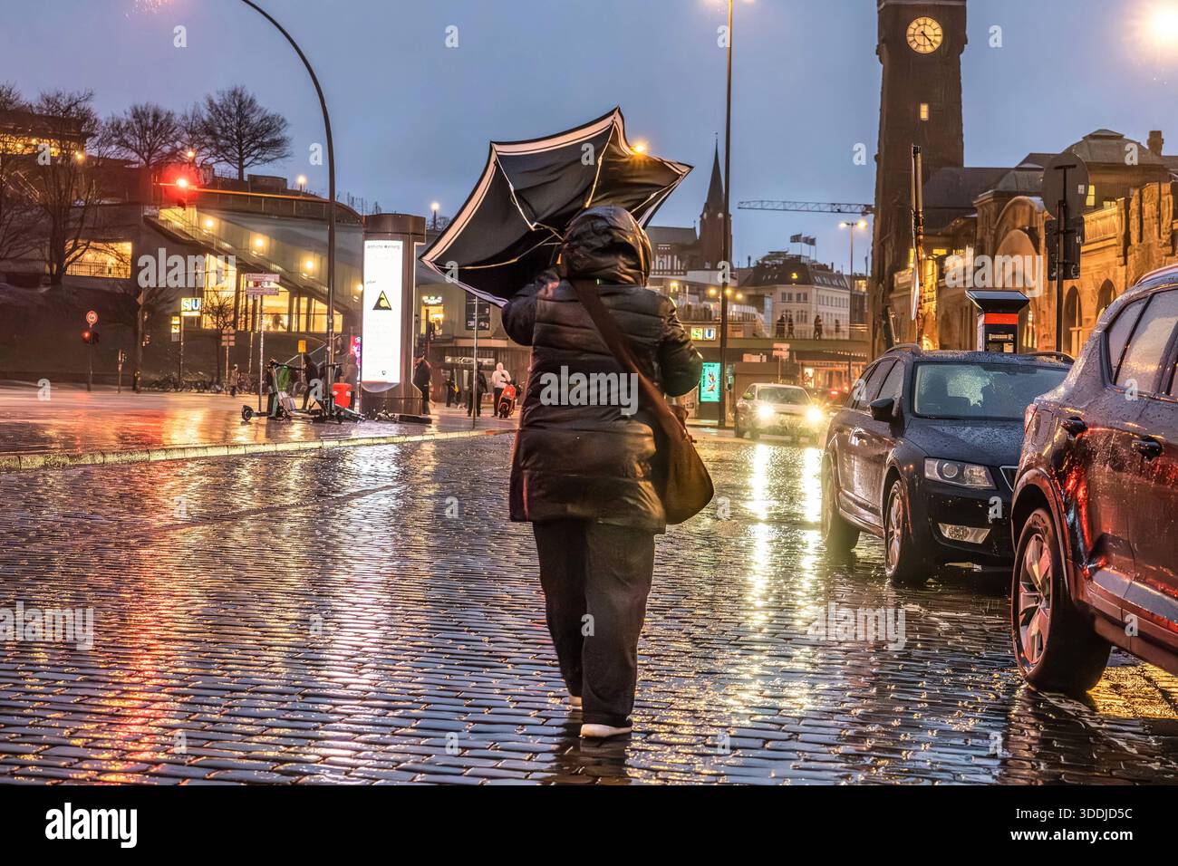 Schietwetter an Neujahr, Frau kämpft bei Sturm und Regen mit ihrem übergeschnappten Regenschirm ...