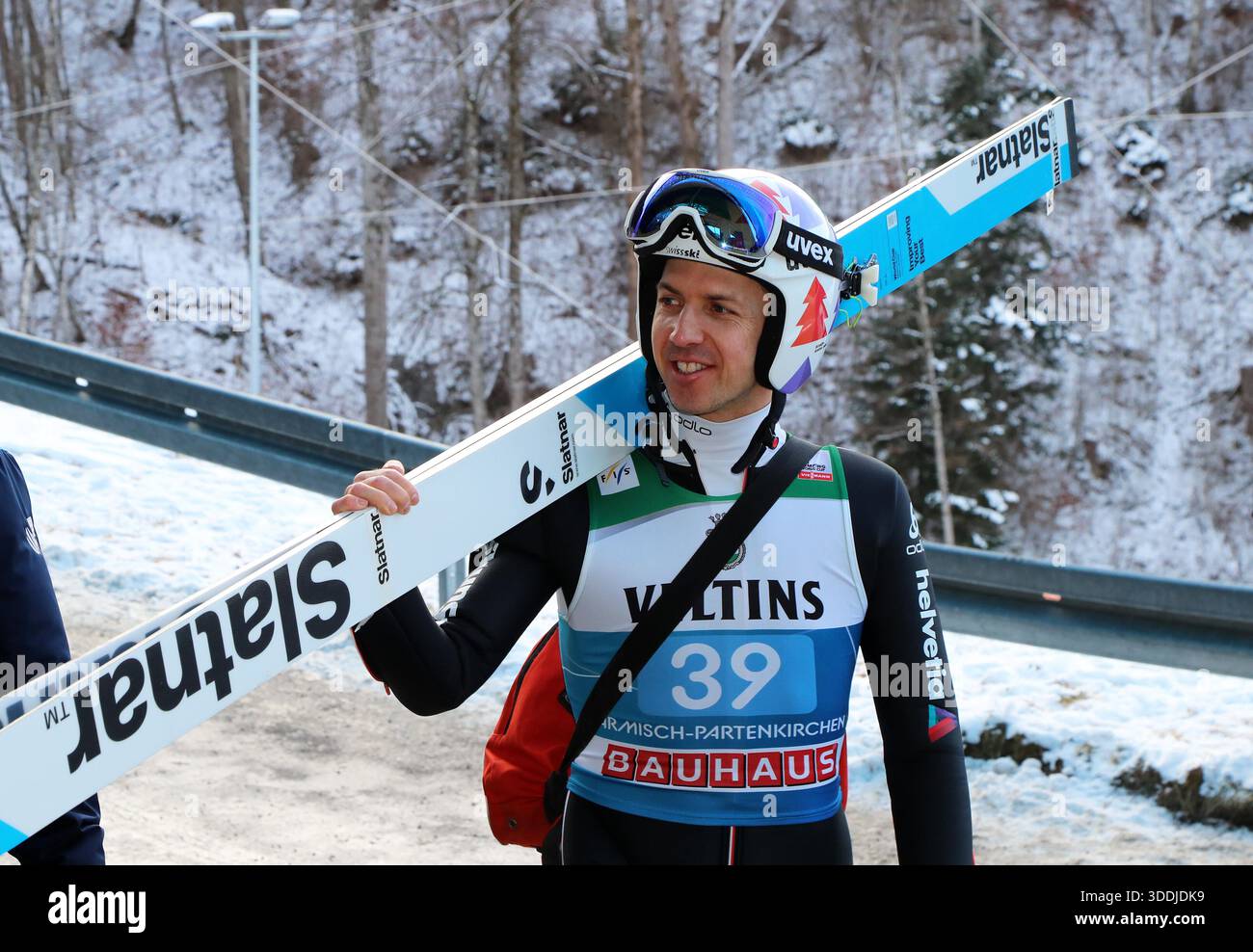 Ammann simon sui mit ski auf der schulter hi-res stock photography and ...