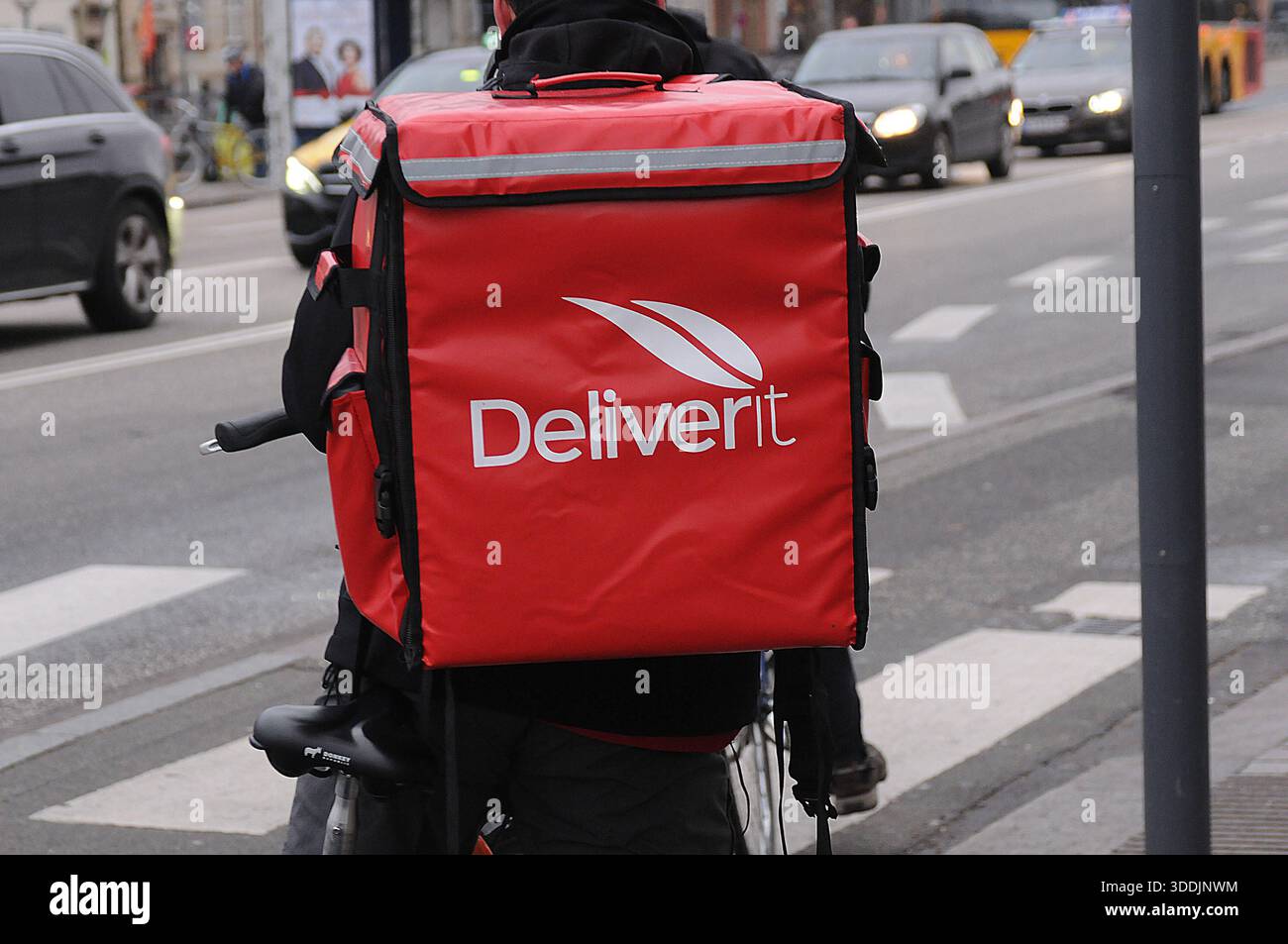 Copenhagen /Denmark/ 19.Novembe 2019/ Deliveryit nale transport on bike indanish capital ...