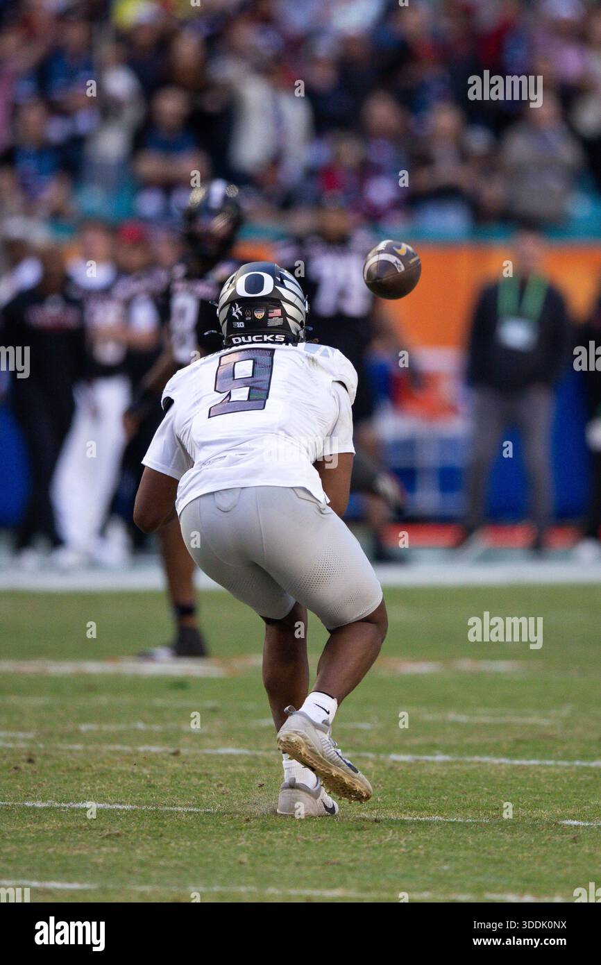 Oregon Ducks tight end Jamari Johnson (9) makes a catch during the 2026 ...