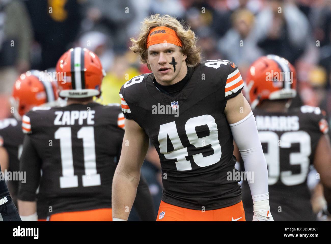 FILE - Cleveland Browns linebacker Carson Schwesinger (49) warms up ...