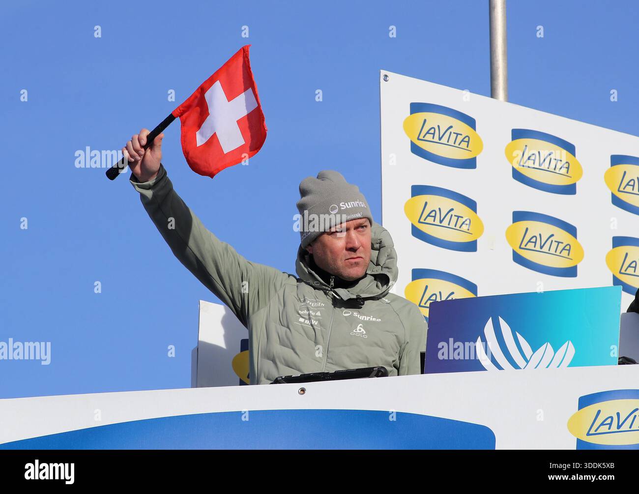 Bine norcic mit der schweizer fahne am trainerturm hi-res stock ...