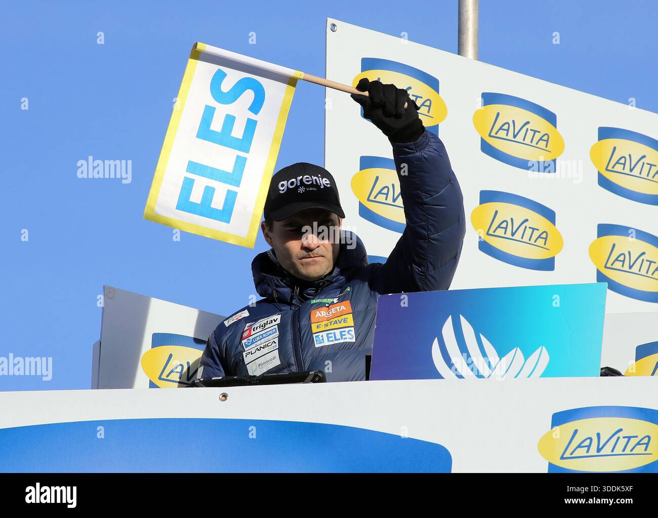 Robert hrgota mit der slowenien fahne am trainerturm hi-res stock ...