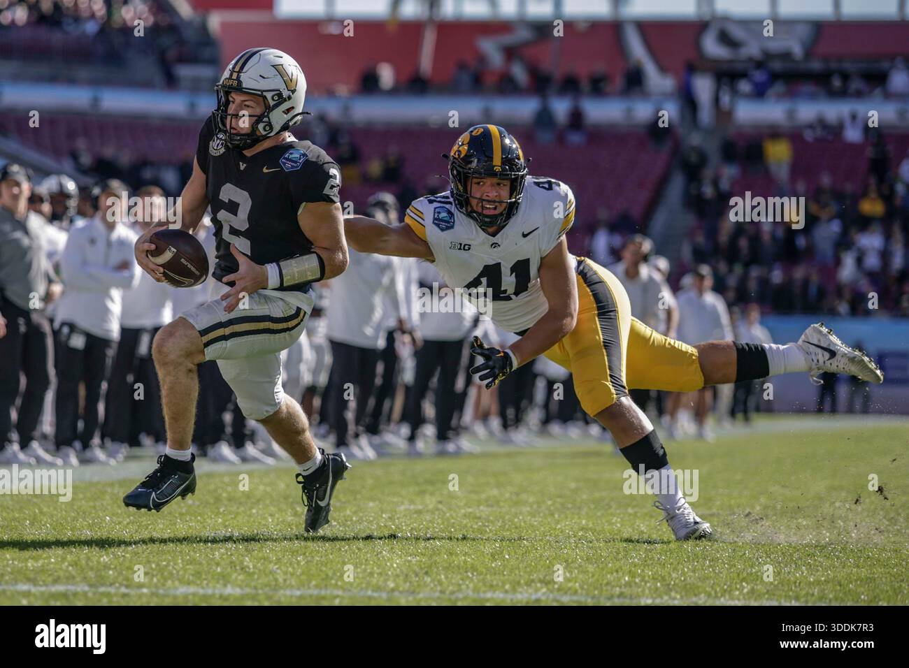 Vanderbilt quarterback diego pavia 2 hi-res stock photography and ...