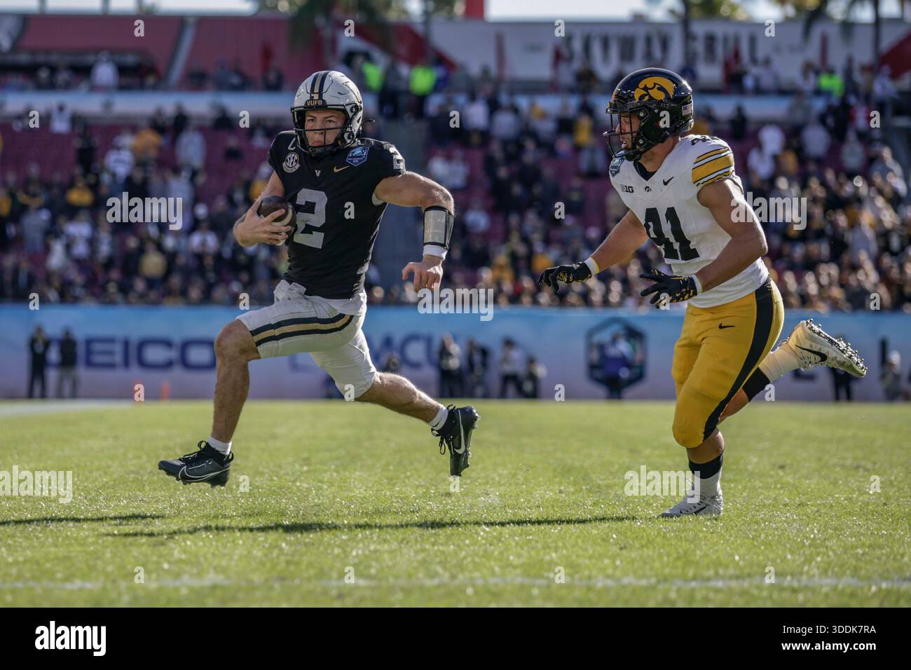 Vanderbilt quarterback diego pavia 2 hi-res stock photography and ...