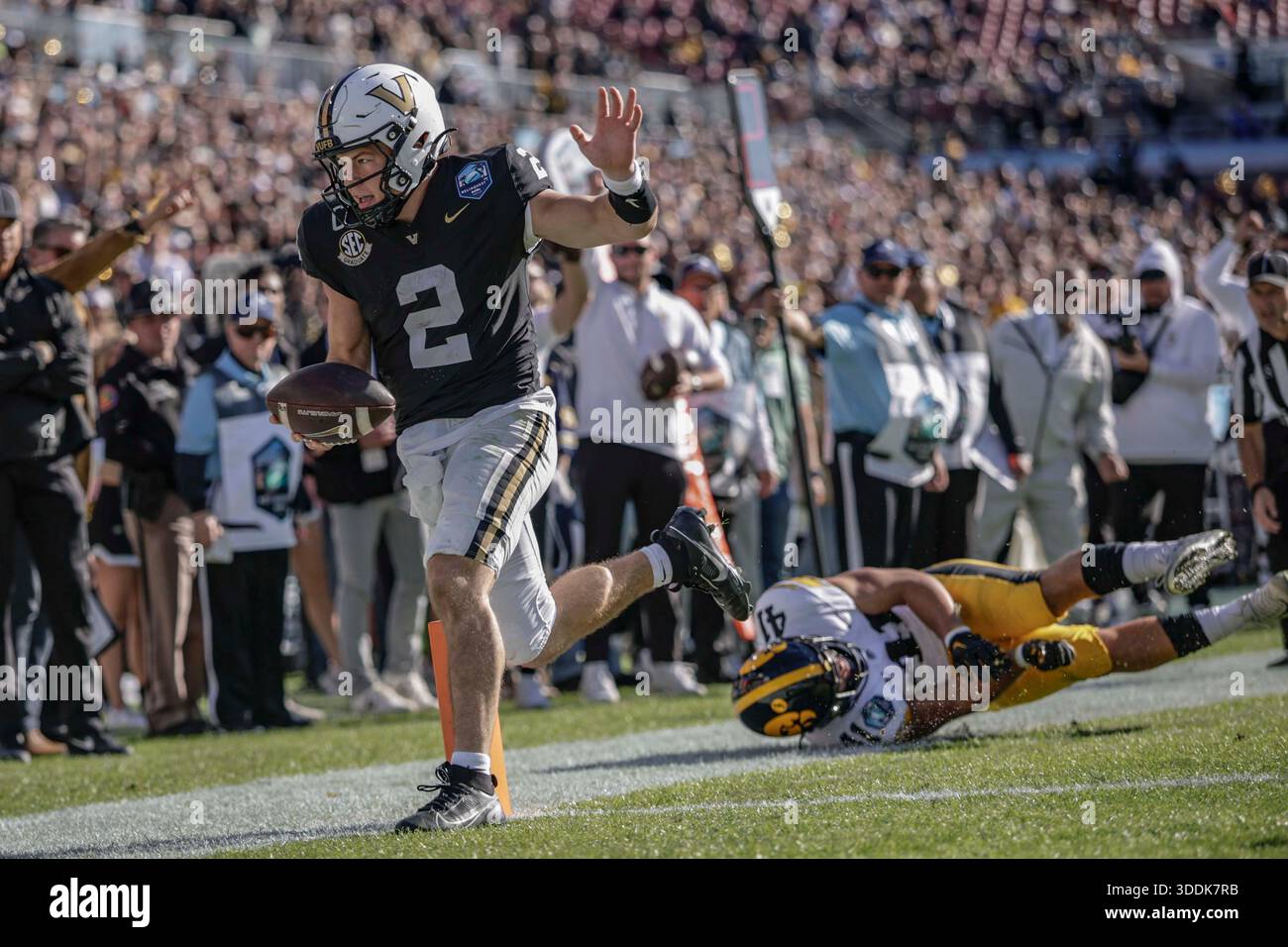 Vanderbilt quarterback diego pavia 2 hi-res stock photography and ...
