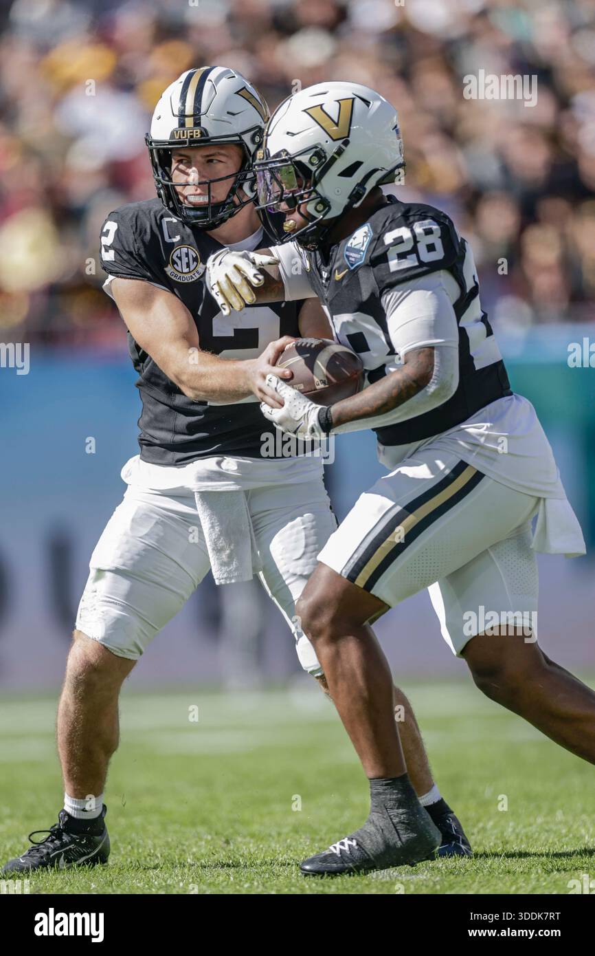 Vanderbilt quarterback diego pavia 2 hi-res stock photography and ...