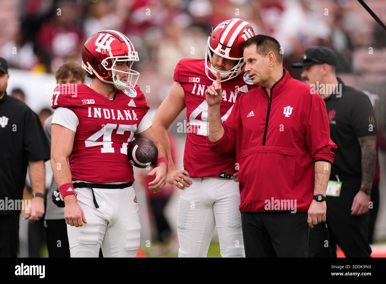 Indiana head coach Curt Cignetti talks to his players before the Rose ...
