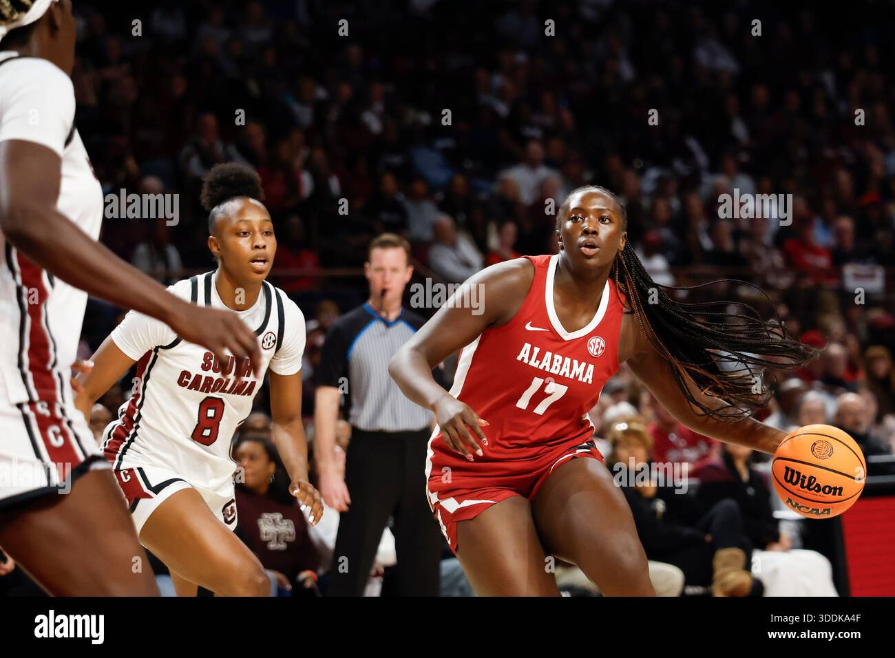 Alabama forward Lourdes da Silva Costa (17) drives to the basket past ...
