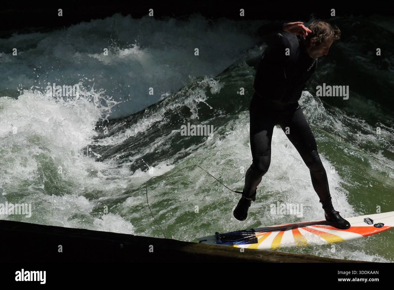 Surfer aus allen Ländern nutzen die Stehende Welle im Müncher Eisbach ...