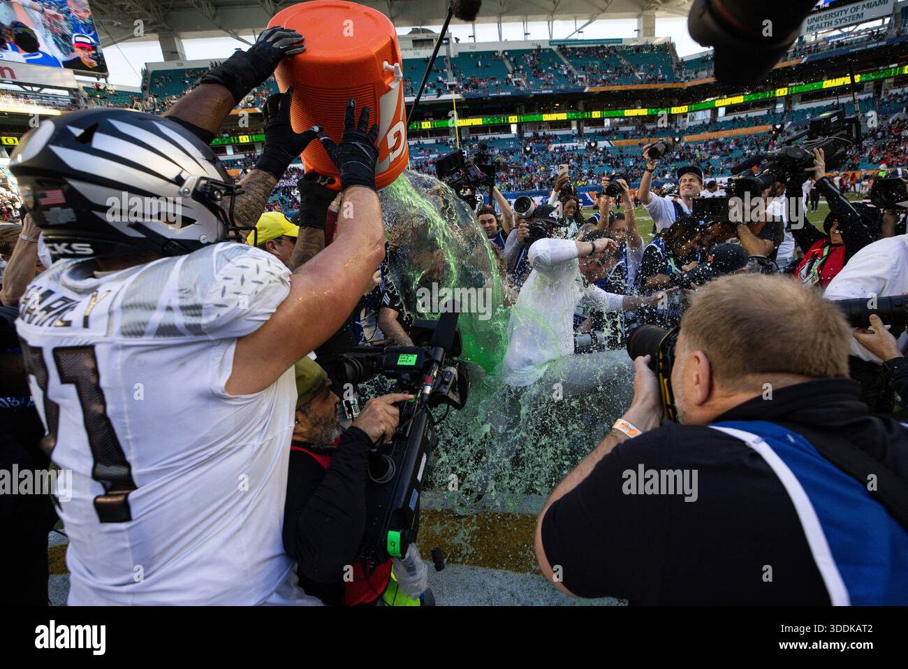 Oregon offensive lineman Alex Harkey (71) dumps green Gatorade on head ...