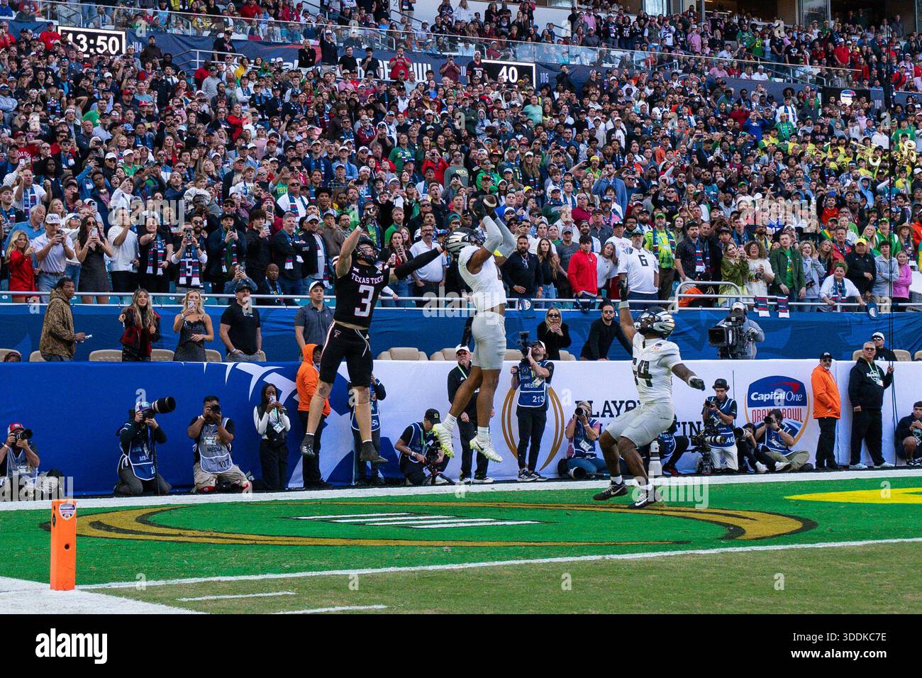 Oregon defensive back Brandon Finney (4) catches an interception in the ...