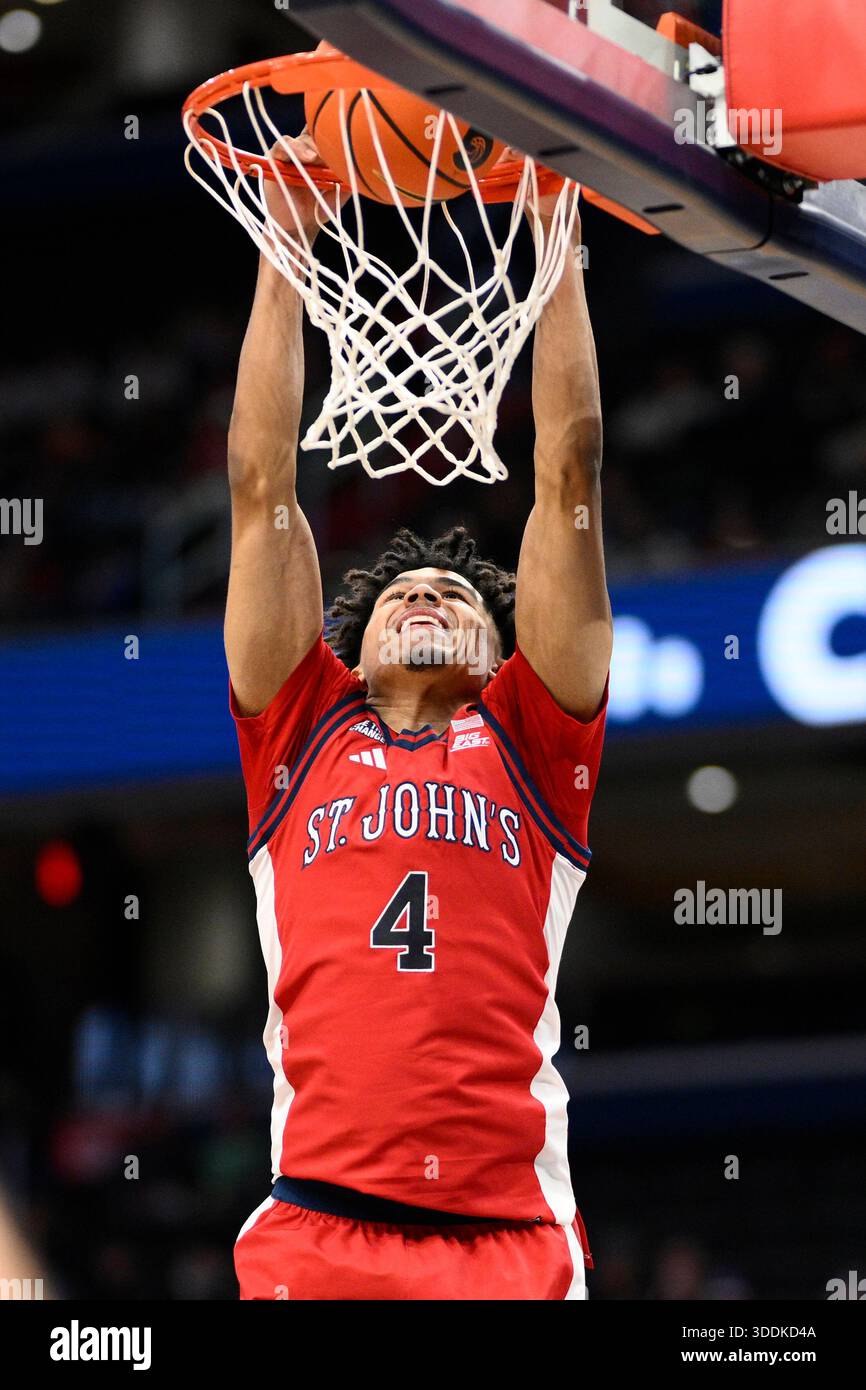 St. John's guard Oziyah Sellers (4) in action during the first half of ...