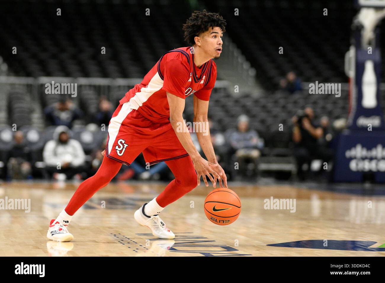St. John's guard Oziyah Sellers (4) in action during the first half of ...