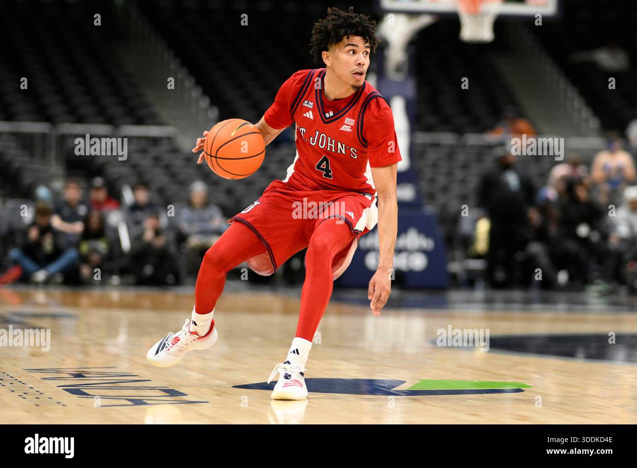 St. John's guard Oziyah Sellers (4) in action during the first half of ...