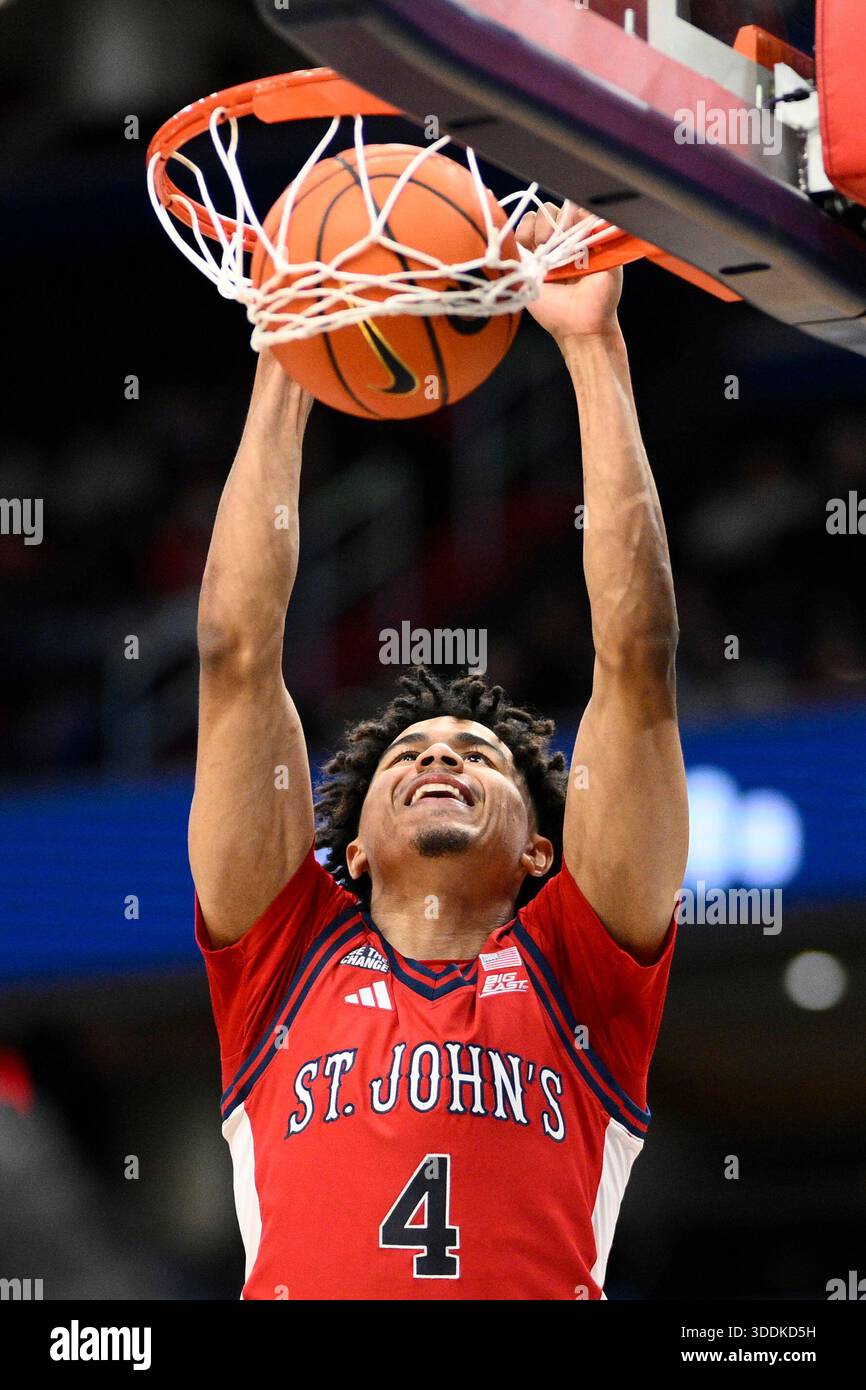 St. John's guard Oziyah Sellers (4) in action during the first half of ...