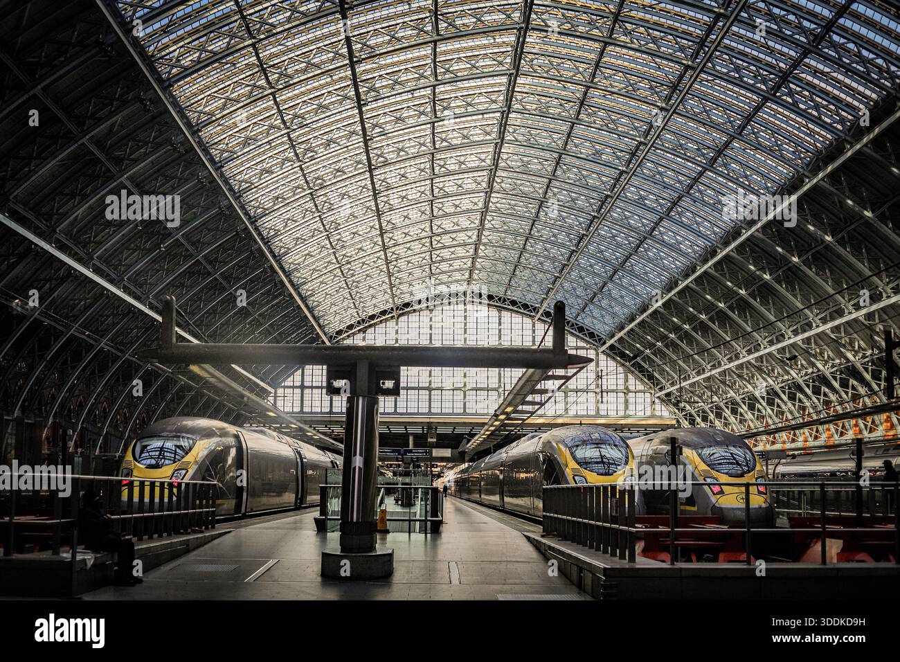 London St Pancras National railway and Eurostar terminal, during delays ...
