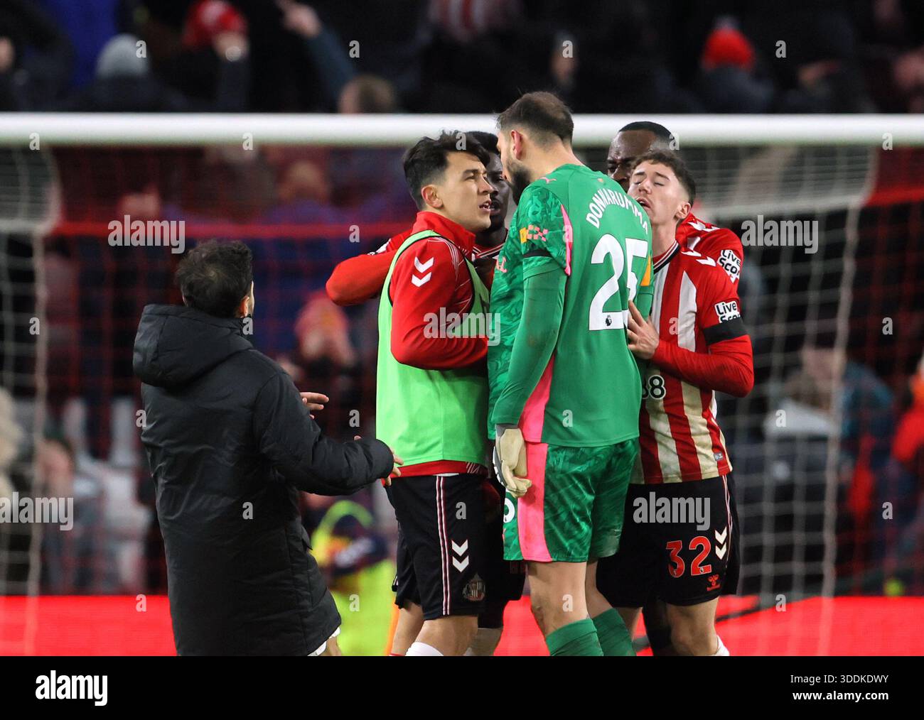 Tempers fray between Sunderland's Luke O'Nien and Manchester City ...