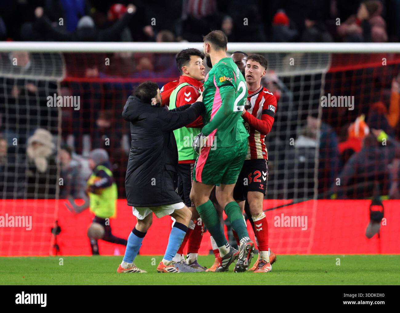 Tempers fray between Sunderland's Luke O'Nien and Manchester City ...