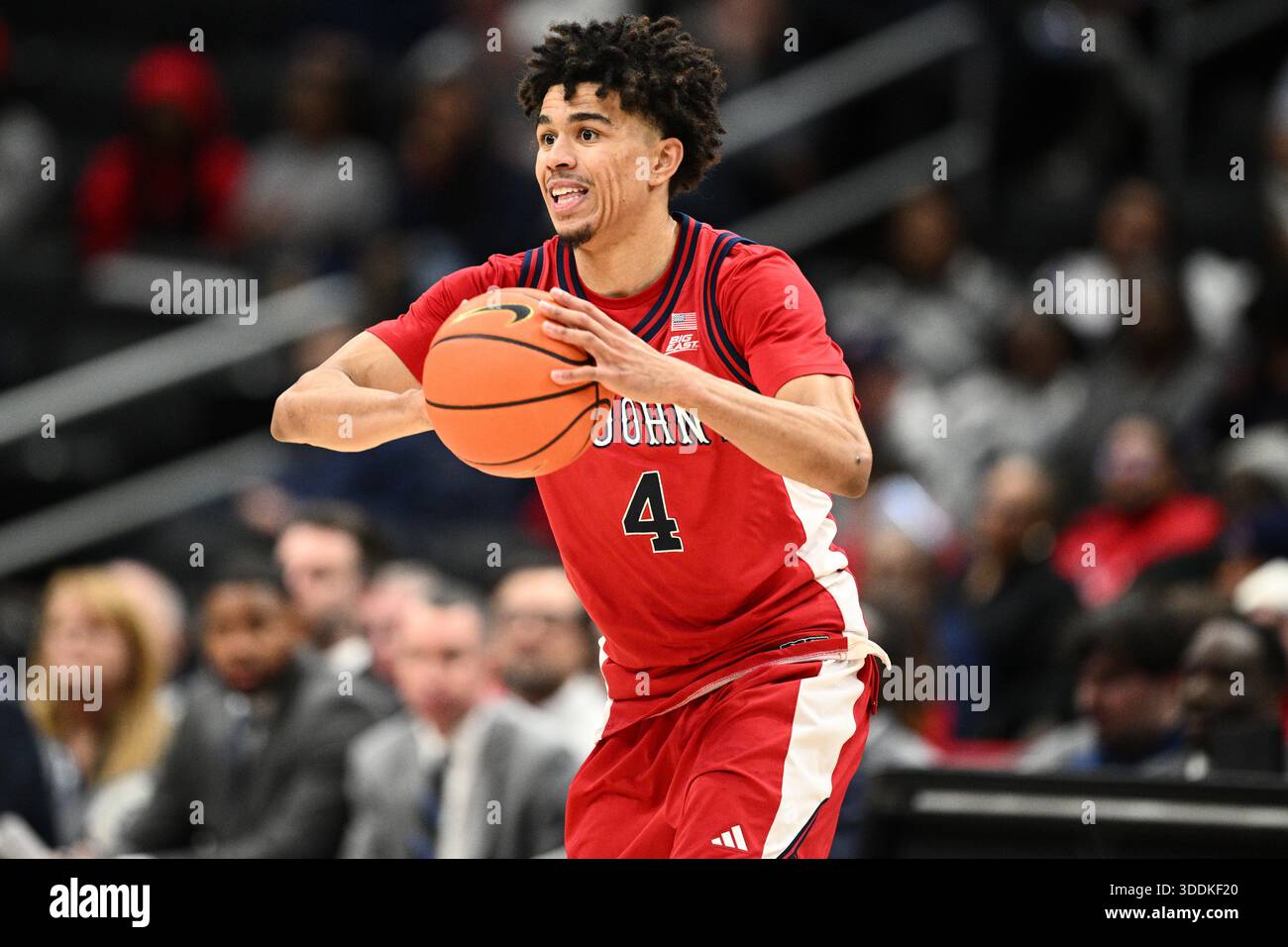 St. John's guard Oziyah Sellers (4) in action during the second half of ...