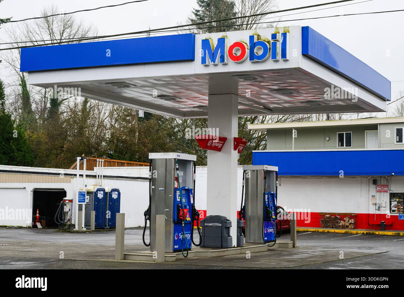 Mobil gas station hi-res stock photography and images - Alamy