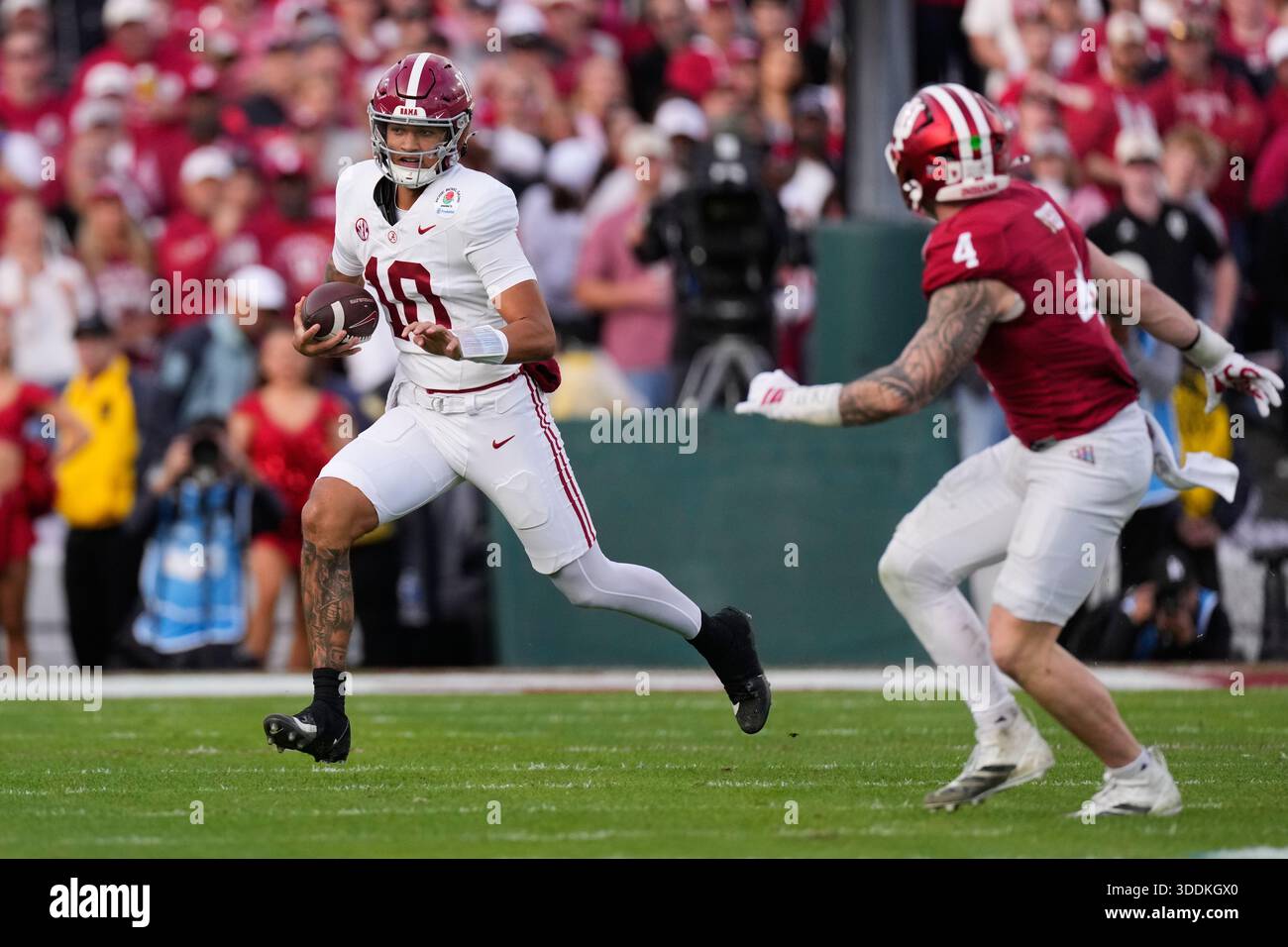 Alabama quarterback Austin Mack (10) rolls out during the second half ...