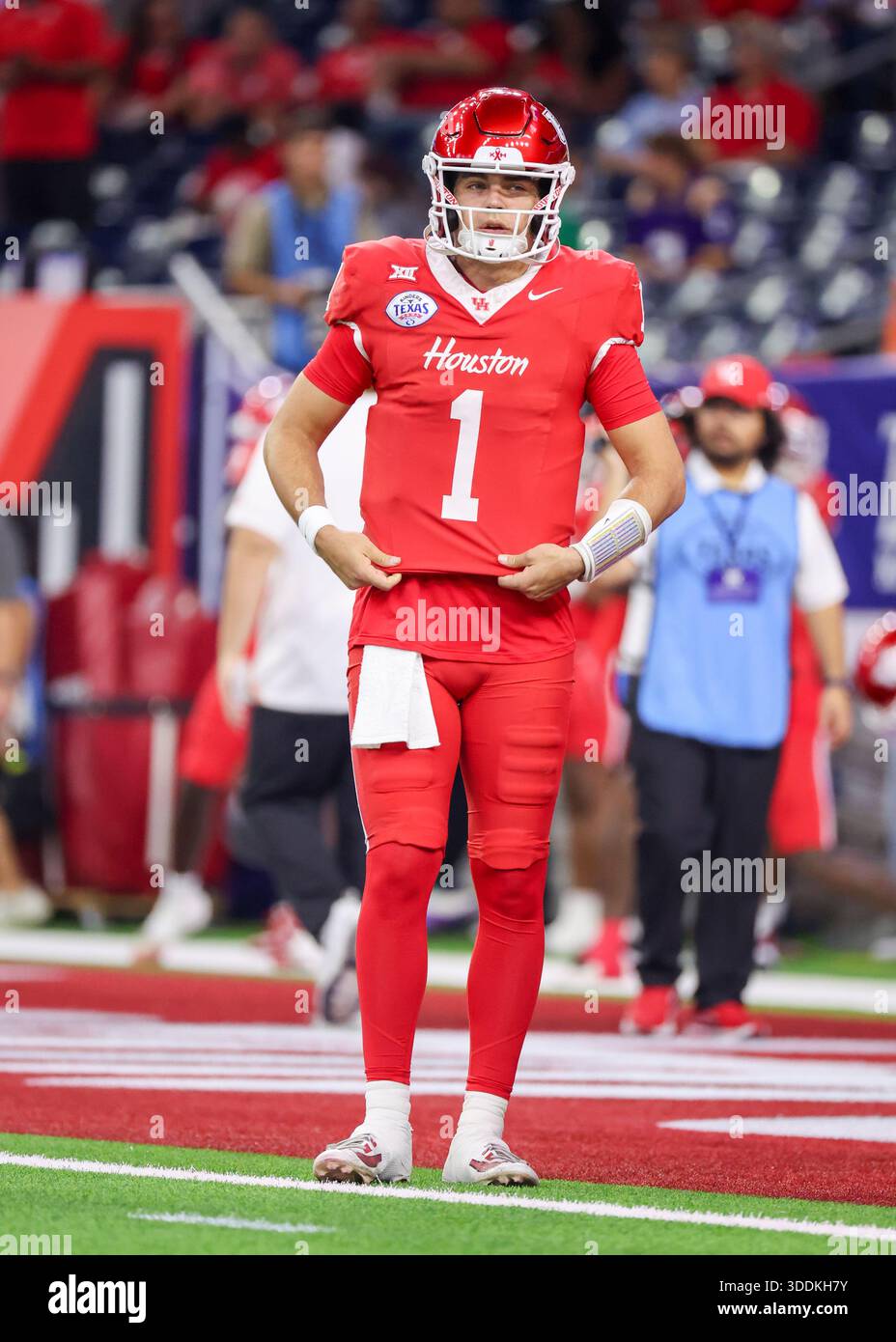 HOUSTON, TX - DECEMBER 27: Houston Cougars quarterback Conner Weigman ...