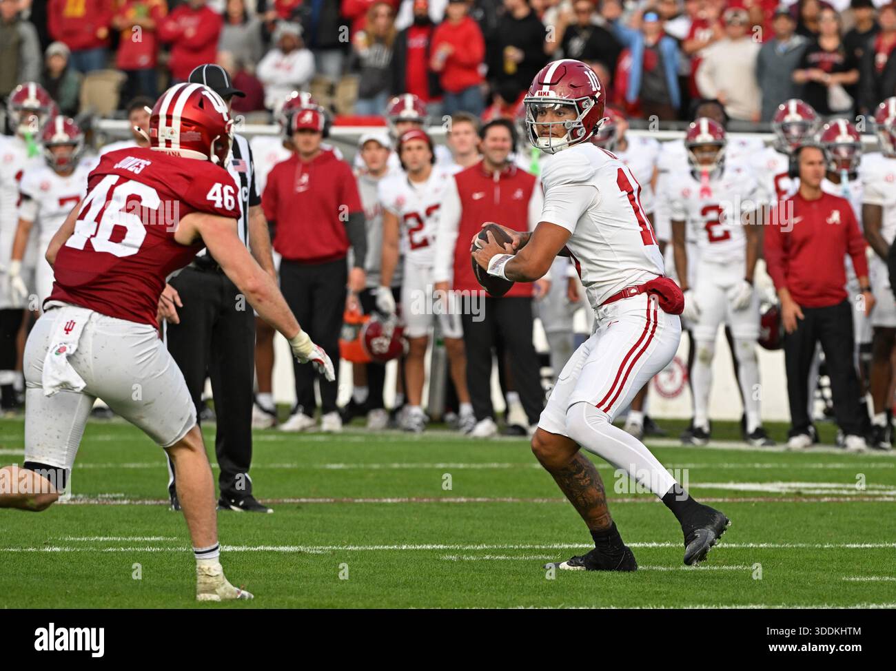 Alabama backup quarterback Austin Mack (10) drops back to pass under ...