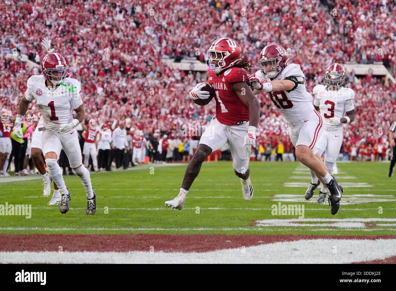 Indiana running back Roman Hemby (1) scores a rushing touchdown past ...