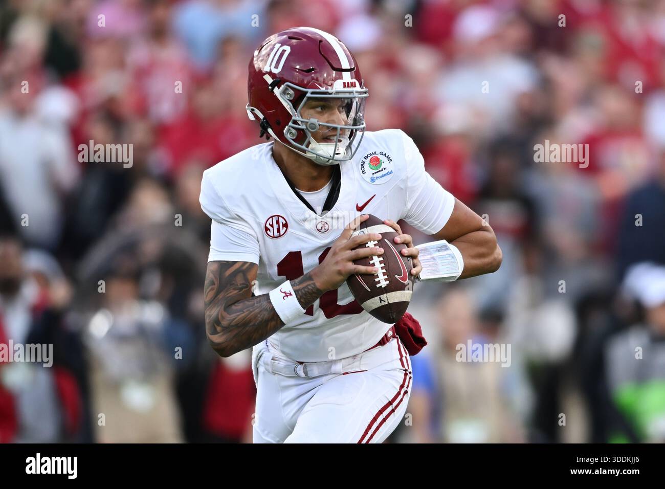 Alabama quarterback Austin Mack (10) rolls out during the second half ...