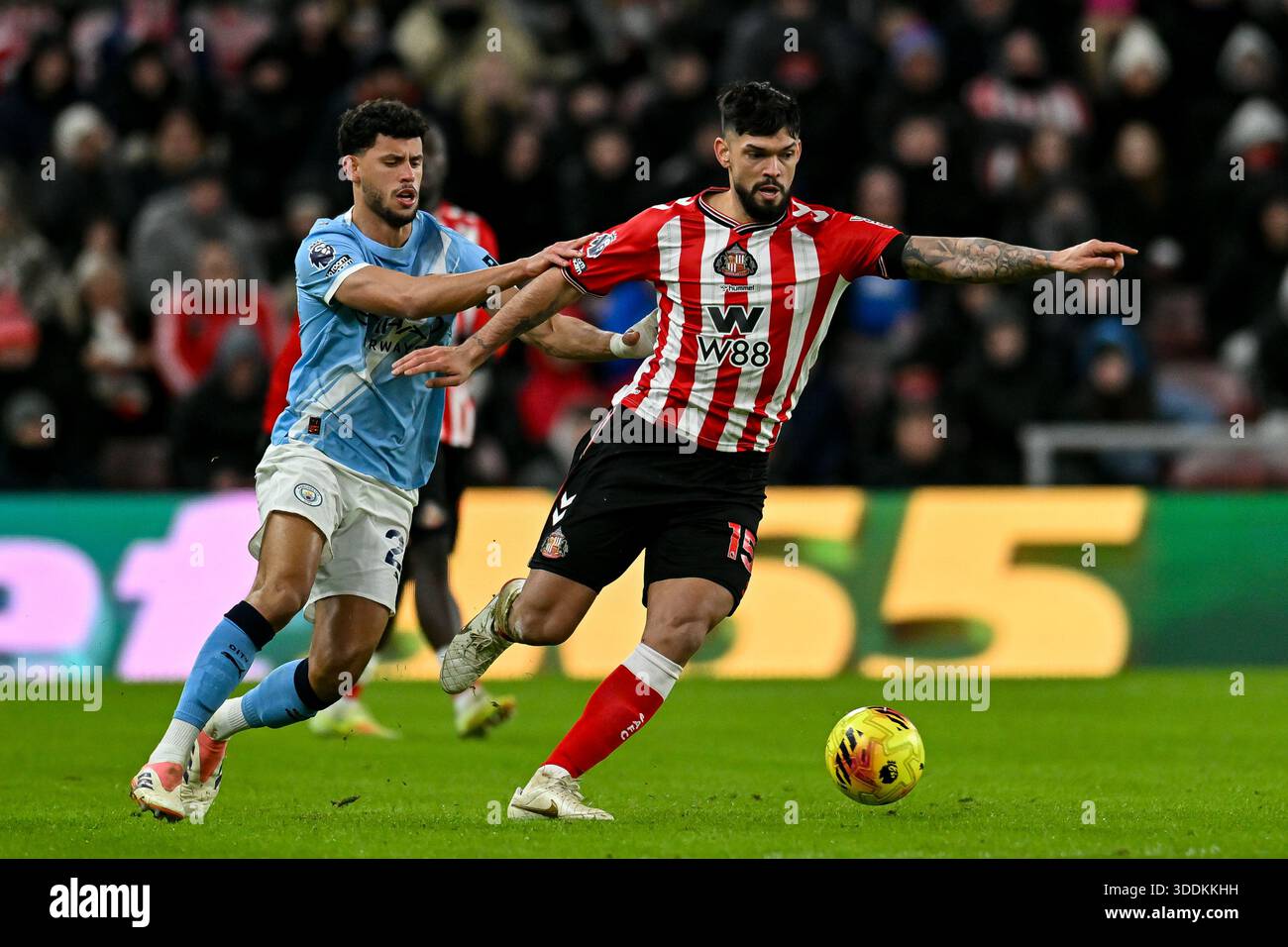 Omar Alderete of Sunderland FC comes under pressure from Matheus Nunes ...