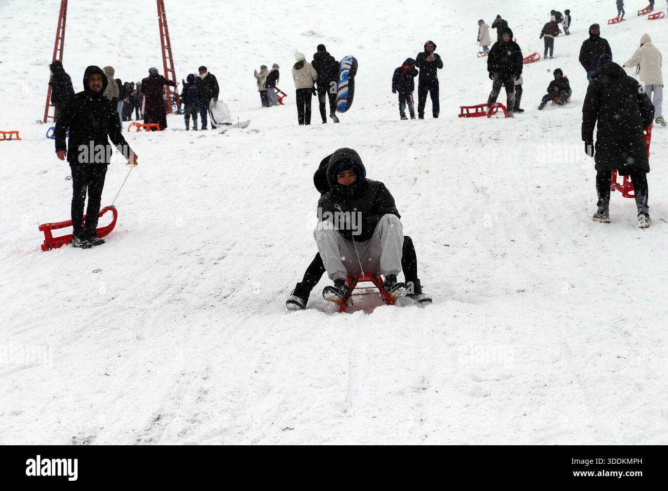 (260102) -- ANKARA, Jan. 2, 2026 (Xinhua) -- People have fun at Elmadag ...