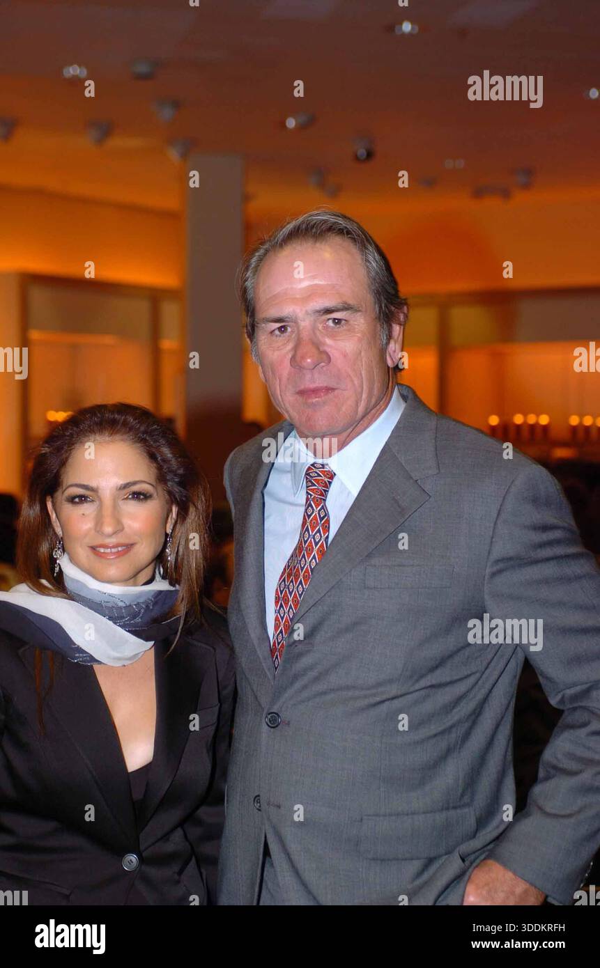 Tommy lee jones and gloria estafan hi-res stock photography and images ...