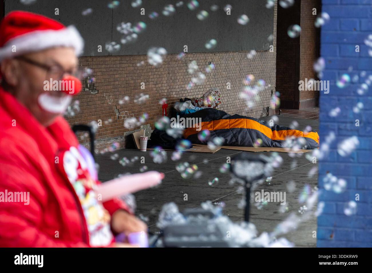 (260102) -- BEIJING, Jan. 2, 2026 (Xinhua) -- A homeless man lies on ...