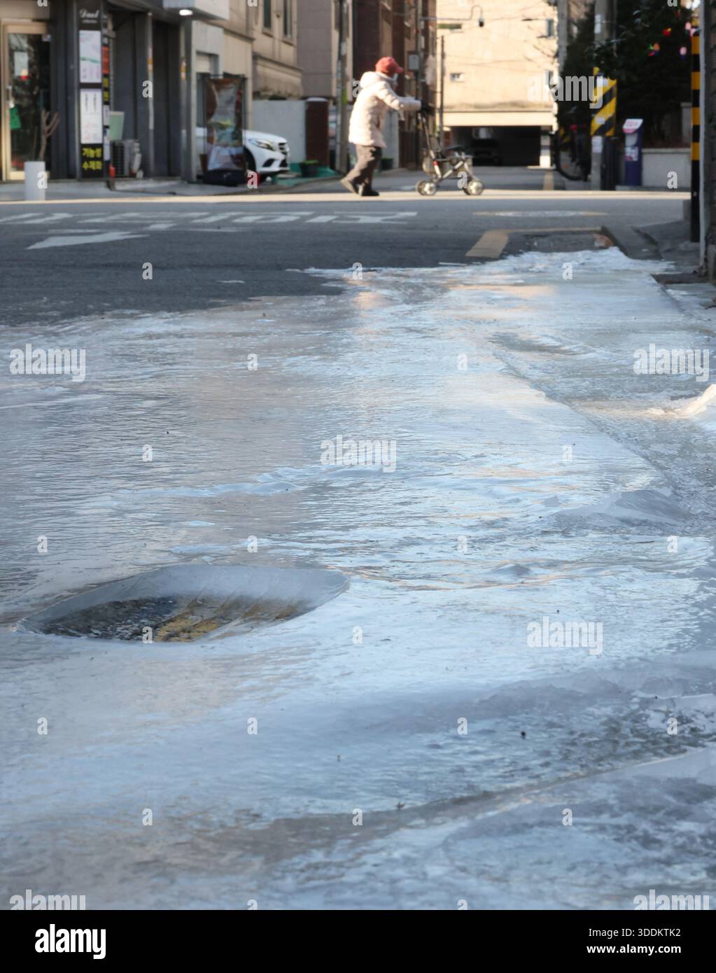 Frozen road due to ruptured water pipe A road is frozen in Seoul's ...