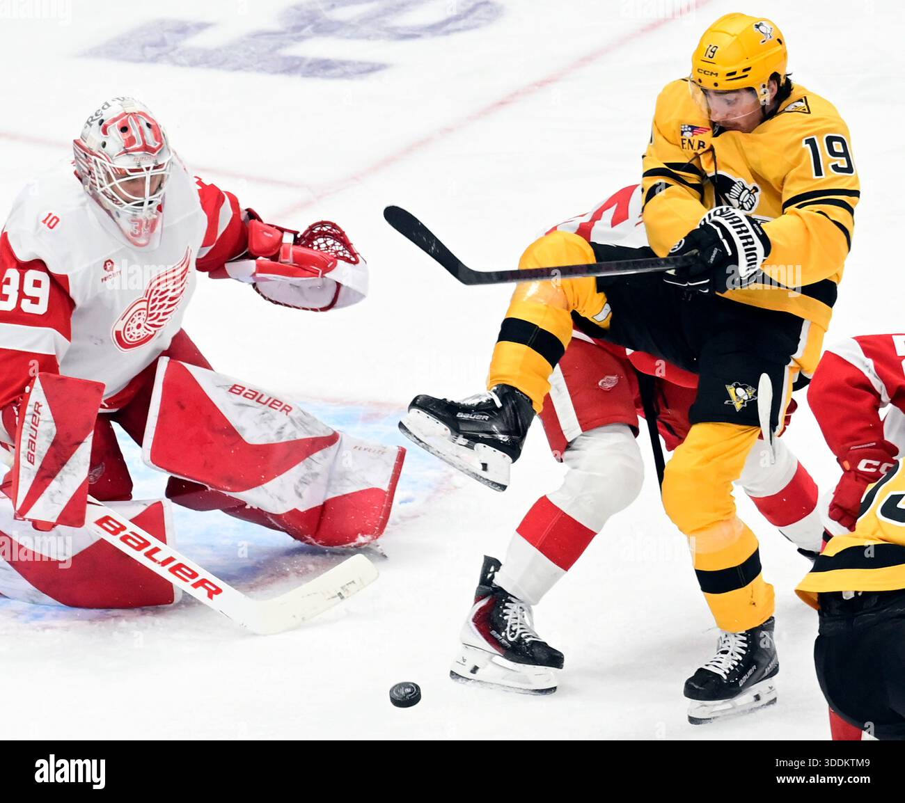 Pittsburgh, United States. 01st Jan, 2026. Pittsburgh Penguins center ...