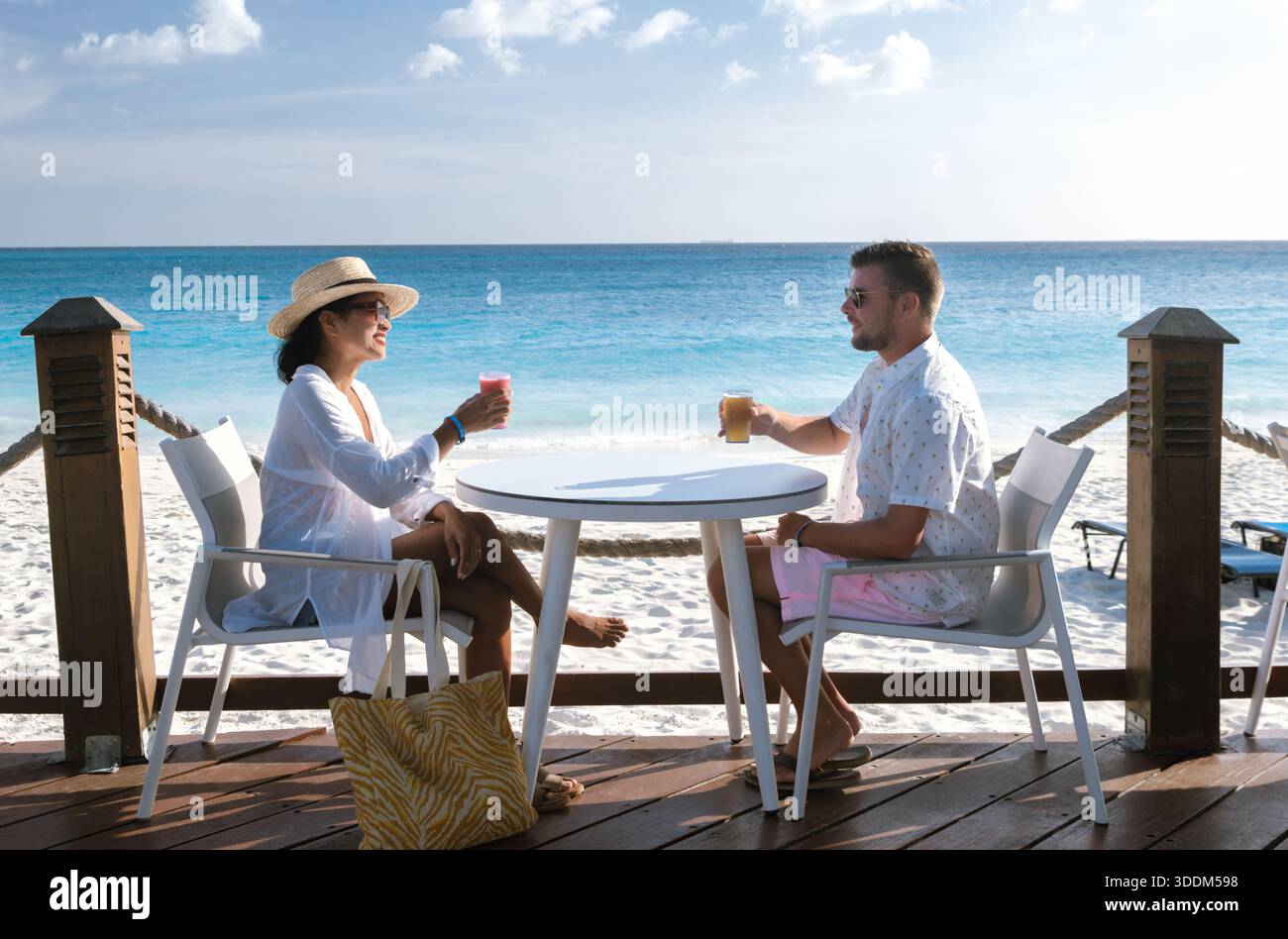 Couple enjoys refreshing cocktails hi-res stock photography and images ...