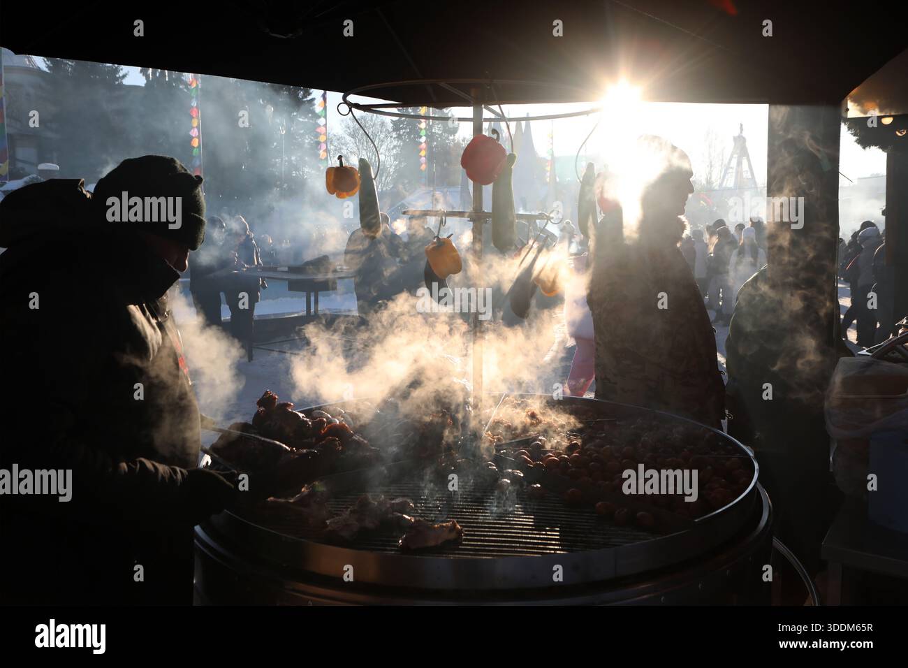 Cook roasts meat vegetables hi-res stock photography and images - Alamy