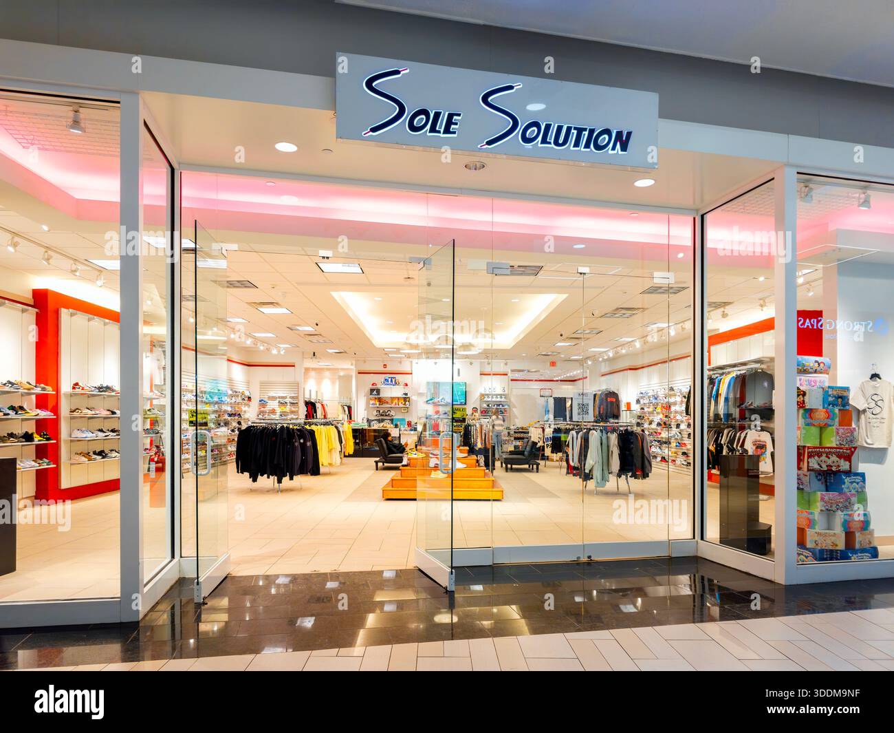 Storefront product setup hi-res stock photography and images - Alamy