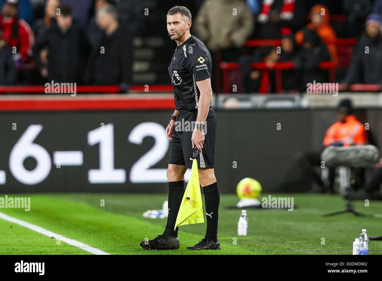 Assistant referee Simon Bennett during the Brentford v Tottenham ...