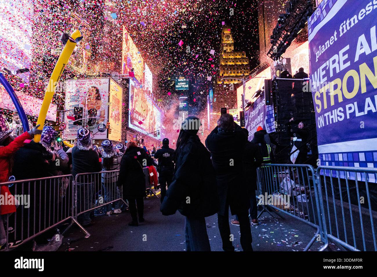 Atmosphere on Times Square Dick Clark's New Year's Rockin' Eve with ...