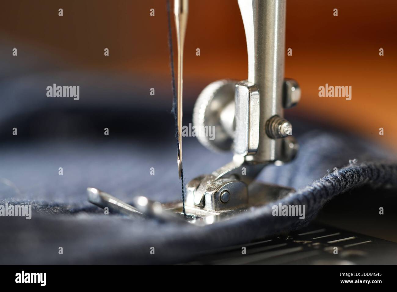 Nähen mit einer Nähmaschine. *** Sewing with a sewing machine Stock ...