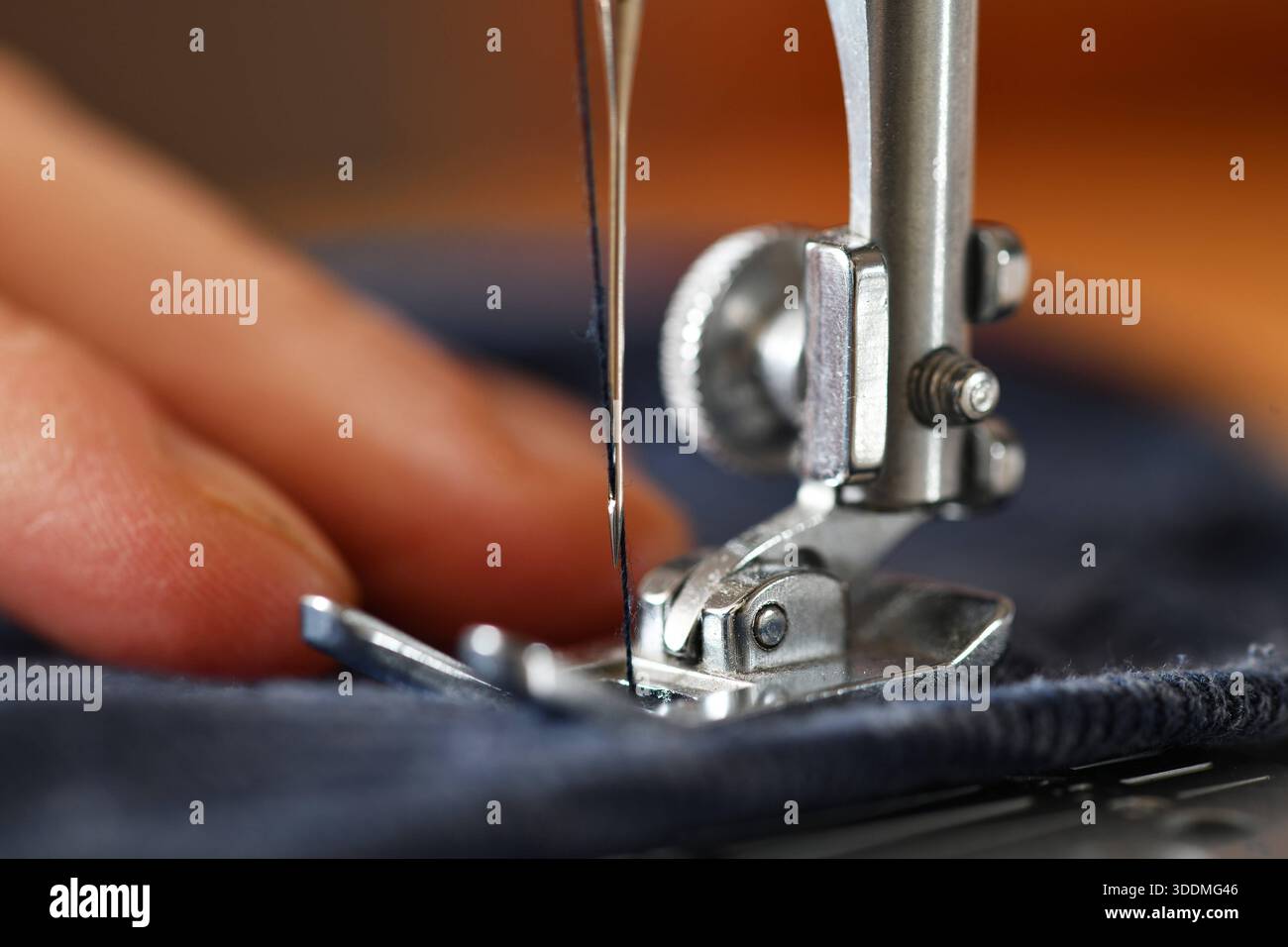 Nähen mit einer Nähmaschine. *** Sewing with a sewing machine Stock ...