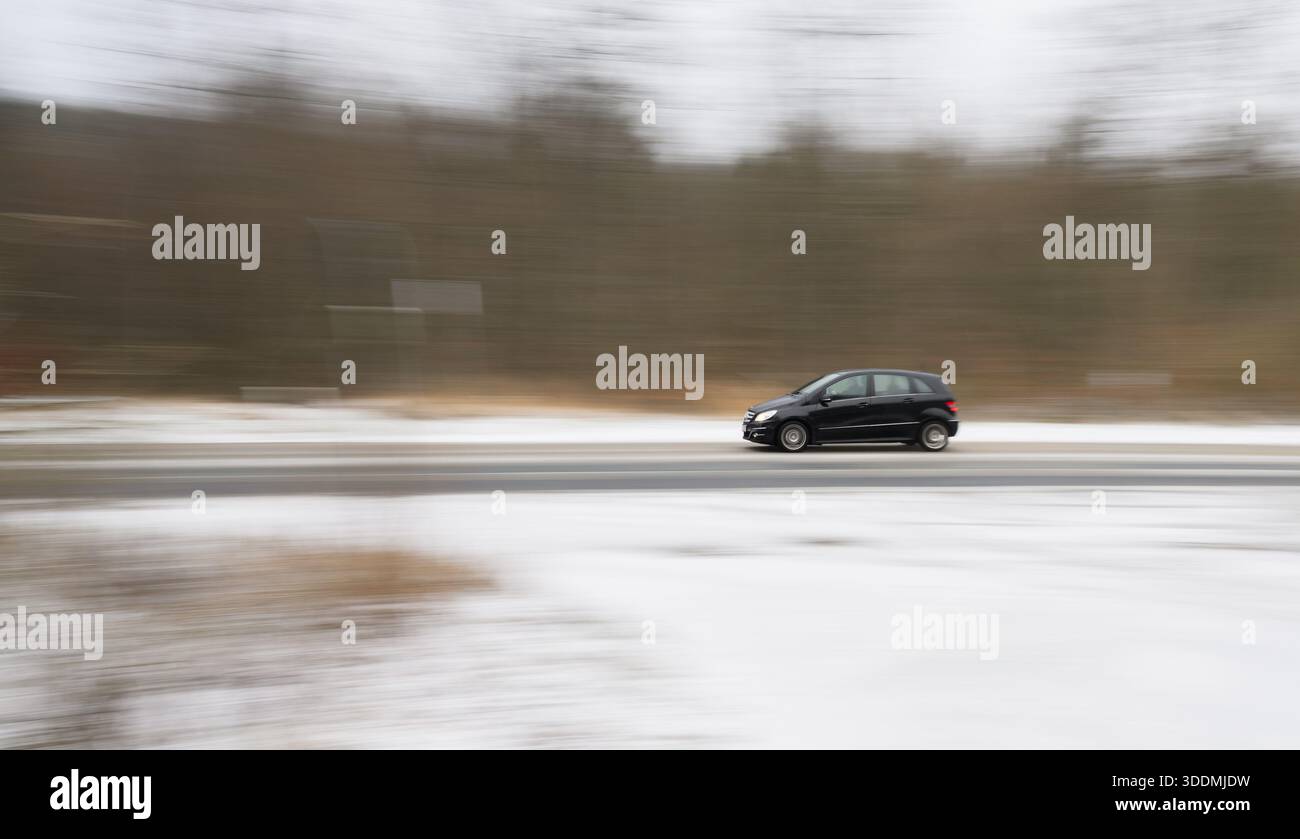 02 January 2026, Lower Saxony, Nienstedt: A car drives over the ...