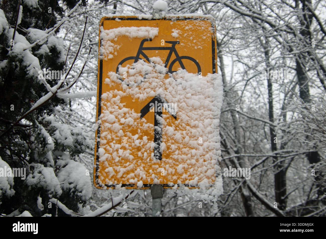 Wintereinbruch in Hamburg: Ein mit Schnee bedecktes Hinweisschild für ...